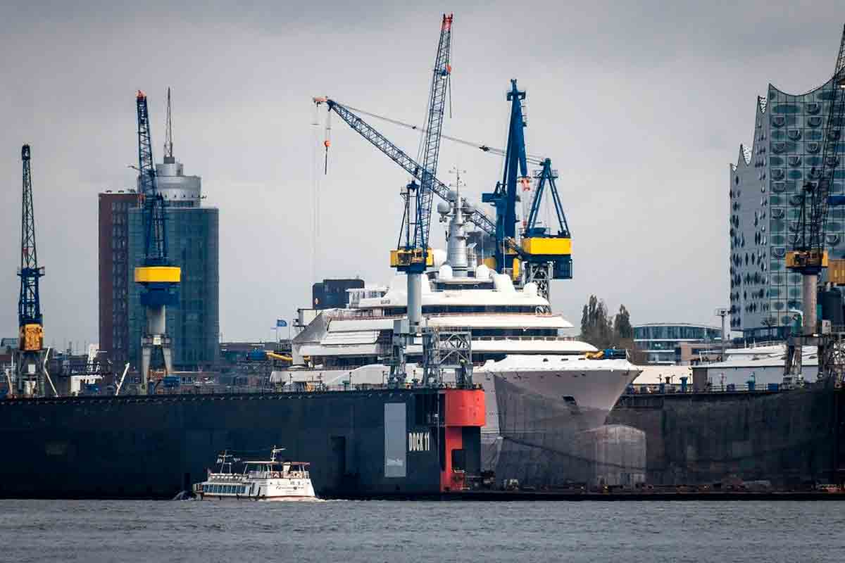 What is Transloading in Logistics Explained? | Blog | Go Freight